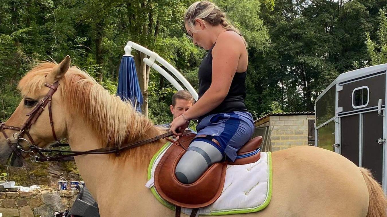Amputée des 2 jambes, l’Amaytoise Emeline remonte à cheval grâce à une ...